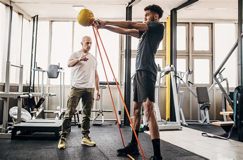 체육관에서 개인 트레이너와 함께 훈련 하는 한 젊은 남자 배구 선수 훈련 강사에 대한 스톡 사진 및 기타 이미지 강사 건강한 생활방식 결심 Istock