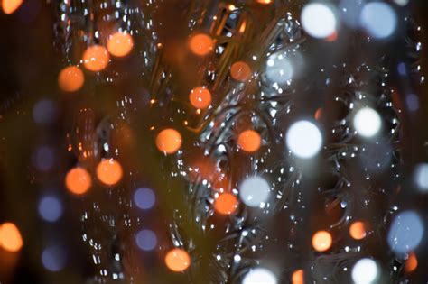 흐리게 Bokeh 흰색과 오렌지 진한 파란색 배경에 빛 크리스마스와 새 해 휴일 템플릿입니다 추상 반짝이 Defocused 점멸 스타와 불꽃 0명에 대한 스톡 사진 및 기타