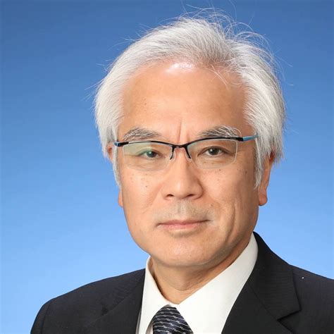 四国高松 西浜の高松漁港の漁船の下には30センチ越えのチヌ（黒ダイ）が大繁殖中。カニやその他の魚も訪れ、網を持った親子さんの姿も。ただし、よどんだ海水は相当に汚れていて、海面はギラギラ油膜