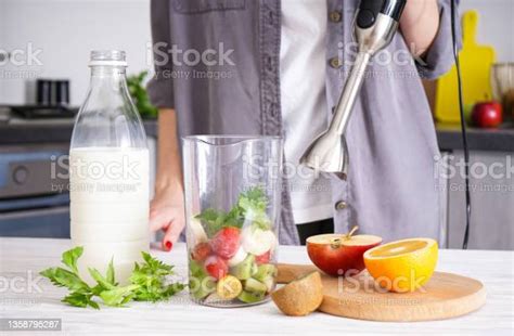 손 블렌더를 사용하여 스무디를 만드는 여성 회색 부엌 인테리어 디자인 채식주의 자 깨끗한 먹는 라이프 스타일 개념 건강한 식생활에 대한 스톡 사진 및 기타 이미지 Istock