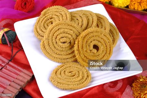 인도 전통 디왈리 스낵 차칼리 무루쿠 인도 전통 티 타임 스낵 차클리 무루쿠 무루쿠 무르쿠 차크리 인도의 디왈리 축제 기간 동안 준비됩니다 0명에 대한 스톡 사진 및 기타