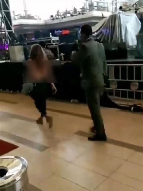 Wanita Bertelanjang Dada Hebohkan Pengunjung Mal Di Bekasi News Liputan Com