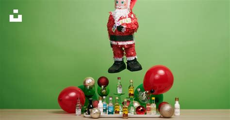 빨간색과 검은 색 산타 클로스 입상 사진 Unsplash의 무료 산타 클로스 이미지