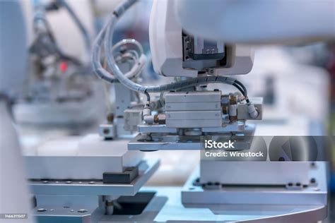 현대 공장에서 스마트폰을 조립하는 로봇 팔의 근접 촬영 공장 산업 건물에 대한 스톡 사진 및 기타 이미지 공장 산업 건물 공학 금속 Istock