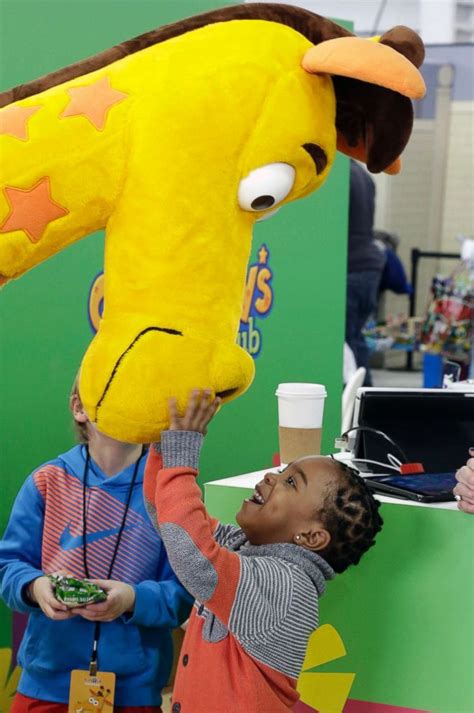 Toys R Us To Auction Iconic Mascot Geoffrey The Giraffe Abc News