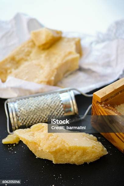 파르메산 치즈 강판 파마산 치즈 올리브 우드 파마산 체 0명에 대한 스톡 사진 및 기타 이미지 0명 갈기갈기 찢어진 강철