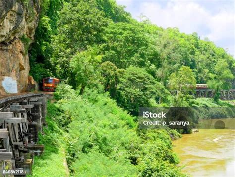 콰이 노이 강 기차에 관광객 죽음 철도 강에 대한 스톡 사진 및 기타 이미지 강 강철 고풍스런 Istock