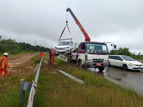 ရန်ကုန် မန္တလေးအမြန်လမ်းတွင် အိမ်စီးယာဉ်တစ်စီး ရှေ့ဘီးပေါက်ကာ လမ