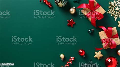 선물 상자 싸구려 장식 녹색 테이블에 반짝이가 있는 빈티지 크리스마스 배경 플랫 레이 평면도 복사 공간 크리스마스 배너 디자인입니다 크리스마스에 대한 스톡 사진 및 기타
