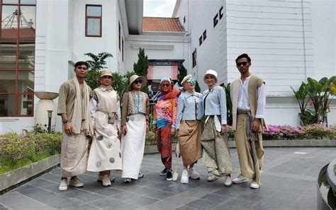 How Sarong Becomes A Fashion Item Dripping With Local Pride — Tfr