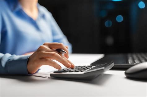 Premium Photo Businesswoman With Calculator At Night Office