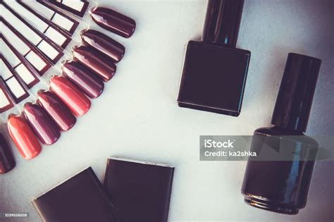 화려한 손톱 폴란드어 매니큐어 회색 배경에 대 한 팔레트 손톱 색 폴란드어 샘플 평면도의 컬렉션입니다 네일 아트 휠입니다 공간 복사 0명에 대한 스톡 사진 및 기타 이미지