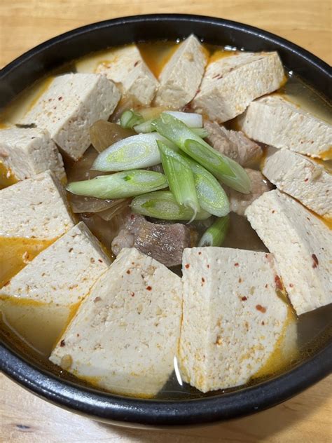 묵은지 돼지고기 스팸 두부찌개
