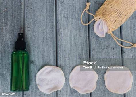 화장품 녹색 스프레이 병 재사용 가능한 유기농 면봉 파란색 나무 배경에 에코 니트 백 지속 가능한 라이프 스타일 및 욕실 액세서리 제로 폐기물 천연 화장품 개념 상단보기