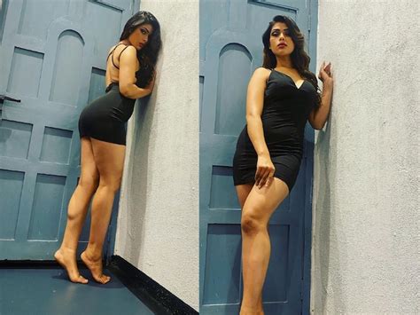 Bhojpuri Actress गंदी बात फेम एक्ट्रेस ने फ्लॉन्ट किया कर्वी फिगर