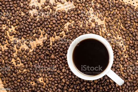 위치 스타일 중간 어두운 구이 Peaberry 커피 콩 대나무 공예 배경에 커피 머그잔에 가득 블랙 커피와 혹 평 0명에 대한 스톡 사진 및 기타 이미지 Istock