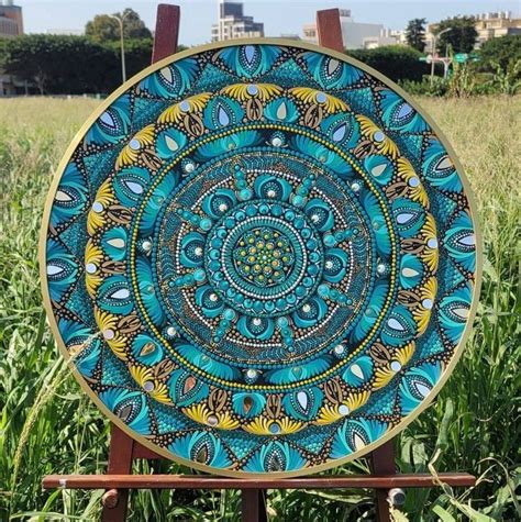 古典玫瑰園 看見小王子抱著狐狸，忽然覺得有點感傷。 原來我們都曾渴望這樣的擁抱，不是因為孤單，而是因為想被確認： 「你在這裡，你很重要。」 我才明白，人生最深的對話，不需要語言。 有時是