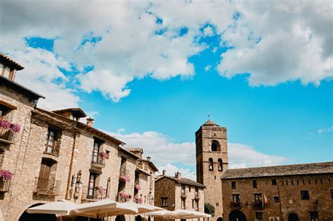 스페인 피레네 산맥의 아인사 에인사에 있는 플라자 마요르는 신카와 아라 강의 언덕 꼭대기 전망을 감상할 수 있는 오래된 벽으로 둘러싸인 마을입니다 0명에 대한 스톡 사진 및