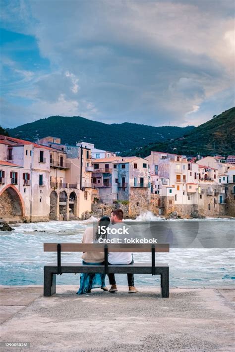 세팔루 시칠리아 의 해변에서 일몰 세팔루 시칠리아의 구시 가지 는 다채로운 마을에서 파노라마 보기 건물 외관에 대한 스톡 사진 및 기타 이미지 Istock