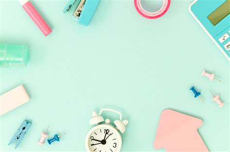 밝은 파란색 배경에 사무실 문구 계산기 및 흰색 알람 시계로 만든 프레임 모형 텍스트의 공간을 복사합니다 학교 개념으로 돌아가기 가을에 대한 스톡 사진 및 기타 이미지