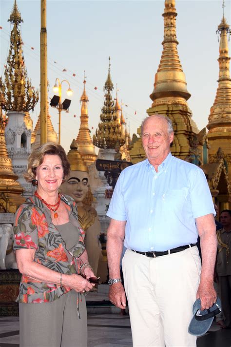 Dvb ေနာ္ေ၀ဘုရင္ႏွင့္ မိဖုရား ေရႊတိဂံုဘုရားသို႔ သြားေရာက္ ဖူးေမွ်ာ္