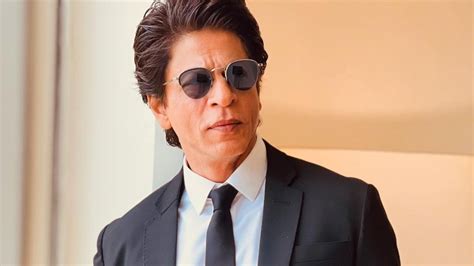 Shah Rukh Khan Looks Dapper In Sharp Clean Shaven Look For His Delhi