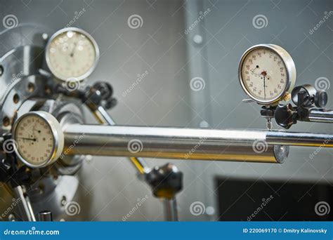 Using Measuring Indicator Head Sensor For Adjustment Centering And