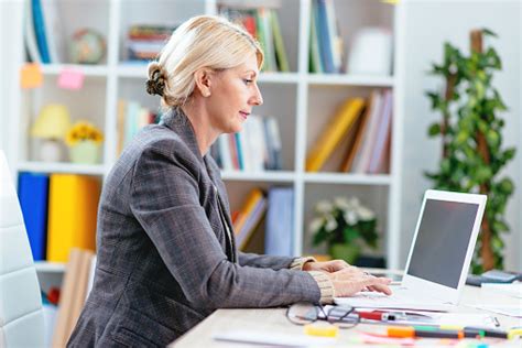 사무실에서 노트북에 이메일을 보내는 성공적인 사업가 50 59세에 대한 스톡 사진 및 기타 이미지 50 59세 결심 결정 Istock