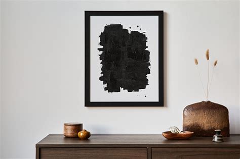 모의 포스터 프레임 브라운 컴모드 꽃병 및 개인 액세서리가있는 현대적인 거실 인테리어 디자인의 창조적 인 구성 흰색 벽 공간을 복사합니다 템플릿입니다 N 예술가에 대한 스톡
