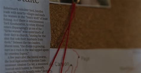 가리키는 경찰 그림 단서 단서판 매핑 면밀한 조사 문자열 맵 문제 해결 미스터리 미스터리 풀림 미스터리 해결 범죄 범죄 드라마 범죄 수사 범죄