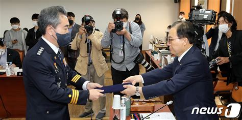 국감 선서문 제출하는 윤희근 경찰청장
