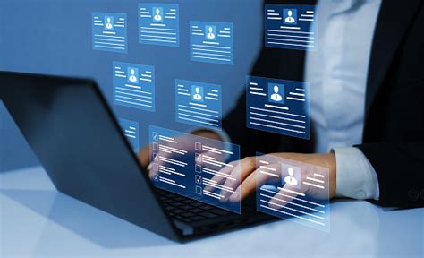 직원은 온라인 설문 조사 양식을 작성하고 테스트 질문에 답해야합니다 클립보드에 표시된 검사 목록 인적 자원 및 관리 개념 제어에 대한 스톡 사진 및 기타 이미지 Istock