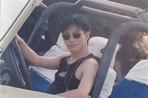 中国达人秀人气王高逸峰来潍坊啦坐镇牛哥励志直播间送百万福利 眼神