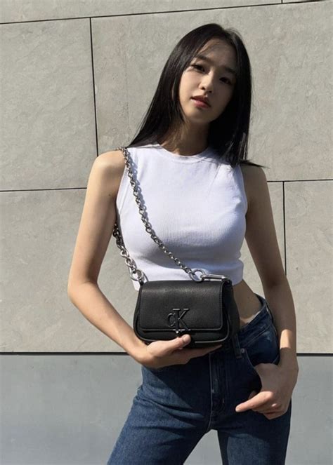 손연재 맞아 민소매 크롭티 입고 볼륨 몸매 자랑 깜짝