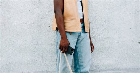 집 밖의 개별 스타일 거리 스타일 남성 패션 대담한 패션 도시 배경 도시 설정 도시 초상화 도시 패션 도시 환경 도시의 삶 멋진 모습 미니멀리스트