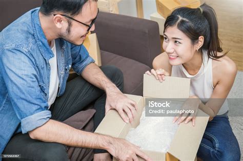 젊은 아시아 남자와 여자 사무실 중소기업 전자 상거래 사업에서 골판지 상자를 테이핑 이전 및 새로운 중소 기업 개념 중소기업 개념 가정 생활에 대한 스톡 사진 및 기타