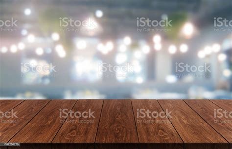 제품 디스플레이 모형을위한 테이블에 빈 복사 공간이있는 현대 레스토랑 룸이나 커피 숍의 흐릿한 배경의 나무 테이블 0명에 대한 스톡 사진 및 기타 이미지 Istock