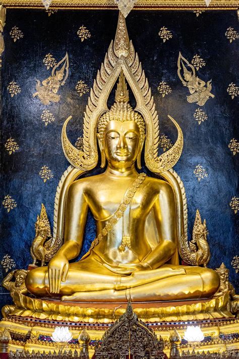 งดงามยิ่งนัก ดุจเทพปั้นแต่ง องค์พระพุทธปฏิมาศักดิ์สิทธิ์คู่บ้านเมือง เลื่องลือนาม หลวงพ่อ