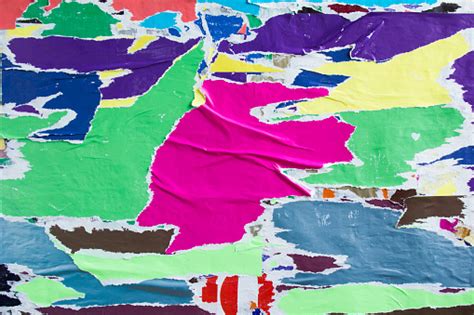 거리 광고판 질감 배경에 다채로운 구겨지고 찢어지고 벗겨지는 종이 포스터와 플래카드 문자 메시지에 사용할 수 있습니다 0명에 대한 스톡 사진 및 기타 이미지 Istock