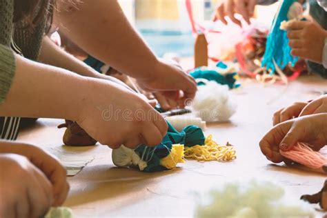 Los Niños Aprenden A Hacer Una Muñeca De Trapo Foto De Archivo Imagen