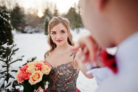 사랑에 겨울 동화 숲에 놀라운 몇입니다 아름 다운 빨간 드레스에서 소녀입니다 발렌타인 테마입니다 2명에 대한 스톡 사진 및 기타 이미지 Istock