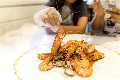 깊은은 갑각류와 새 콤 하 고 달콤한 소스와 함께 새우 튀김 사람들에 대한 스톡 사진 및 기타 이미지 사람들 양념에 재기