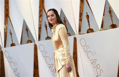 بالصور نجمة الإغراء داكوتا جونسون محتشمة على السجادة الحمراء للأوسكار