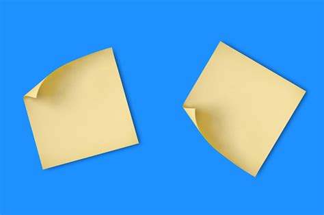 곡선 모서리 사무실 이나 가정에서 냉장고에서 블루 테이블의 센터에 연결 된 두 개의 빈 사각형 노란색 스티커 최고의 볼 수 있습니다 텍스트에 대 한 공간을 복사 합니다