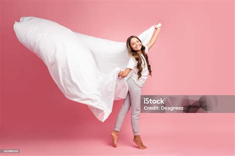 분홍색 파스텔 컬러 배경에 고립 된 부드러운 이불 새로운 면 집 국내 컬렉션을 불어 좋은 매력적인 쾌활한 펑키 물결 모양의 예비 십대 소녀 바람의 전체 길이 바디 사이즈보기