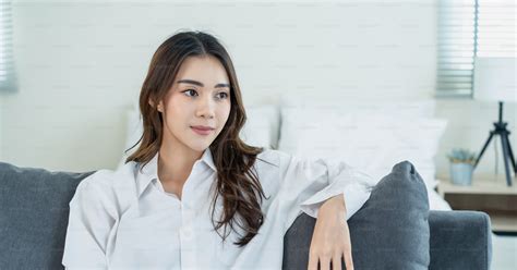 아시아의 초상화 잠옷을 입은 아름다운 소녀가 미소를 지으며 카메라를 바라본다 매력적인 젊은 여성은 집에서 아침에 침실에서 침대에서 일찍 일어나서 신선하고 행복하다고