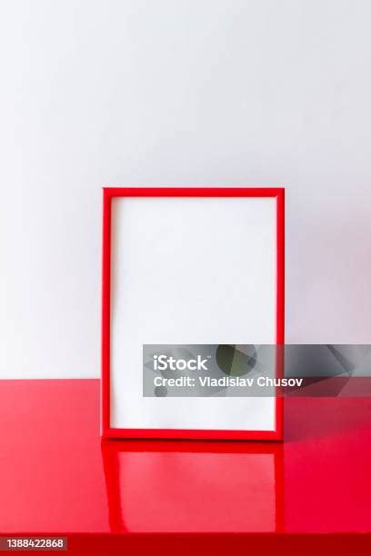 흰색 배경의 빨간색 프레임입니다 디자인 모형 공간을 복사합니다 0명에 대한 스톡 사진 및 기타 이미지 0명 개념 공란 Istock