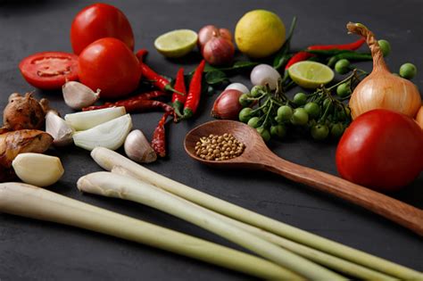 태국 부엌입니다 어두운 배경에 다양한 허브 향신료 와 성분 복사 공간이 있는 맨 위 보기 가지 채소에 대한 스톡 사진 및 기타 이미지 Istock