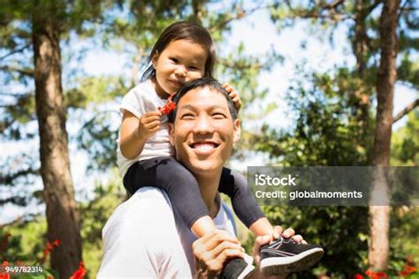 행복 한 아버지와 자식 웃음과 함께 야외 삼림 공원에 그의 뒤에 딸을 돌보는 아버지에 대한 스톡 사진 및 기타 이미지 아버지 딸 명랑한 Istock
