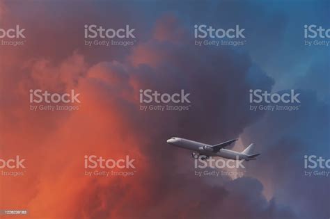 극적인 일몰 빛에 구름을 통해 비행 상업 비행기 여행 개념 소프트 포커스 격 조 0명에 대한 스톡 사진 및 기타 이미지 0명 공항 관광 Istock